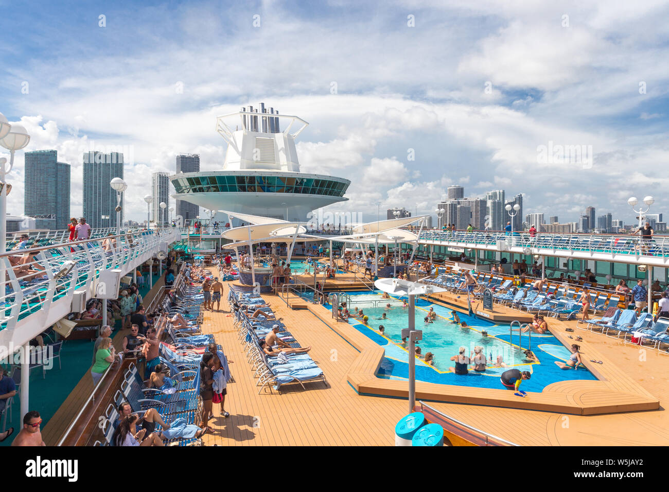 Crowded swimming pool cruise ship hi-res stock photography and images ...