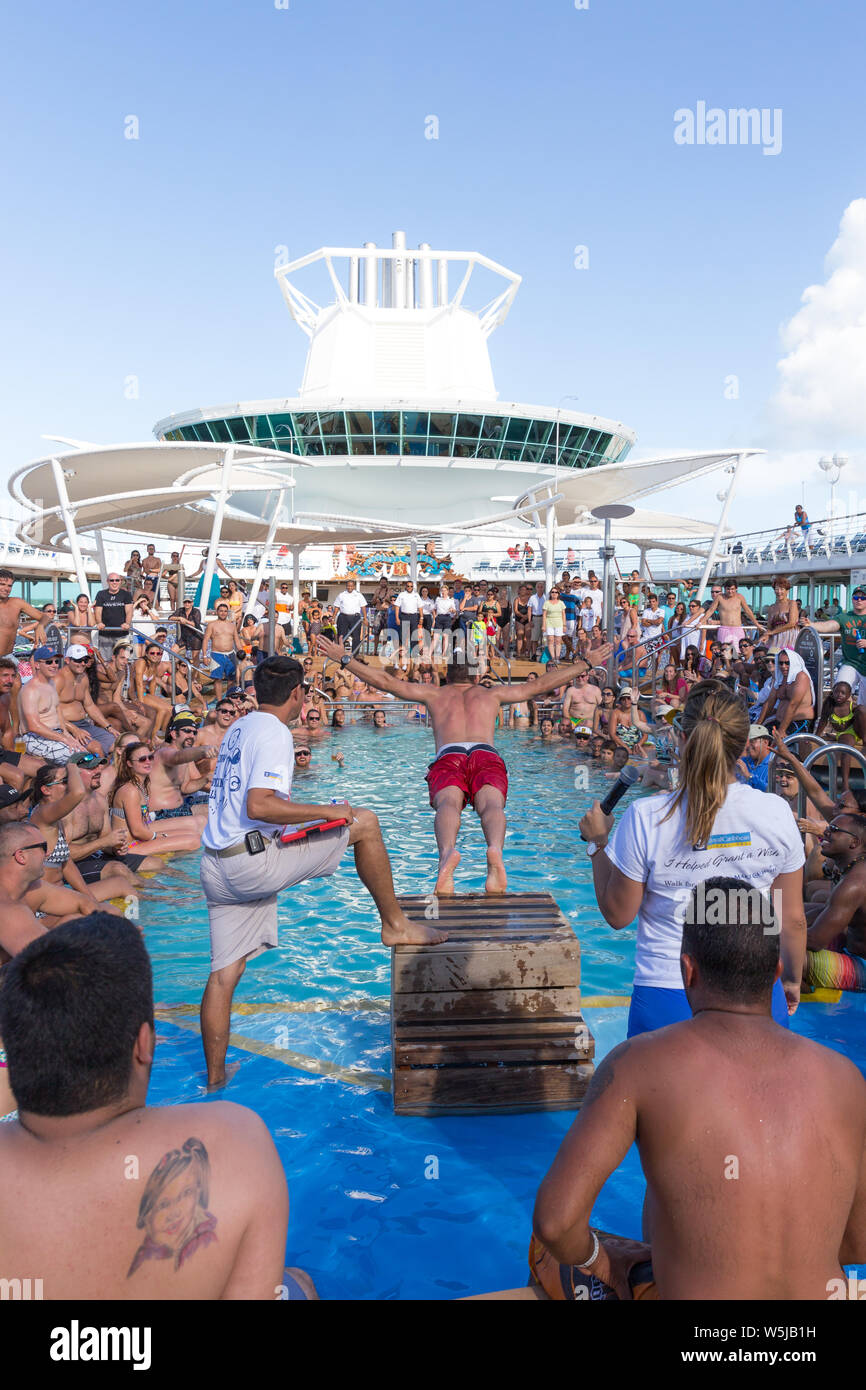 People having fun in pool on cruise ship Stock Photo - Alamy
