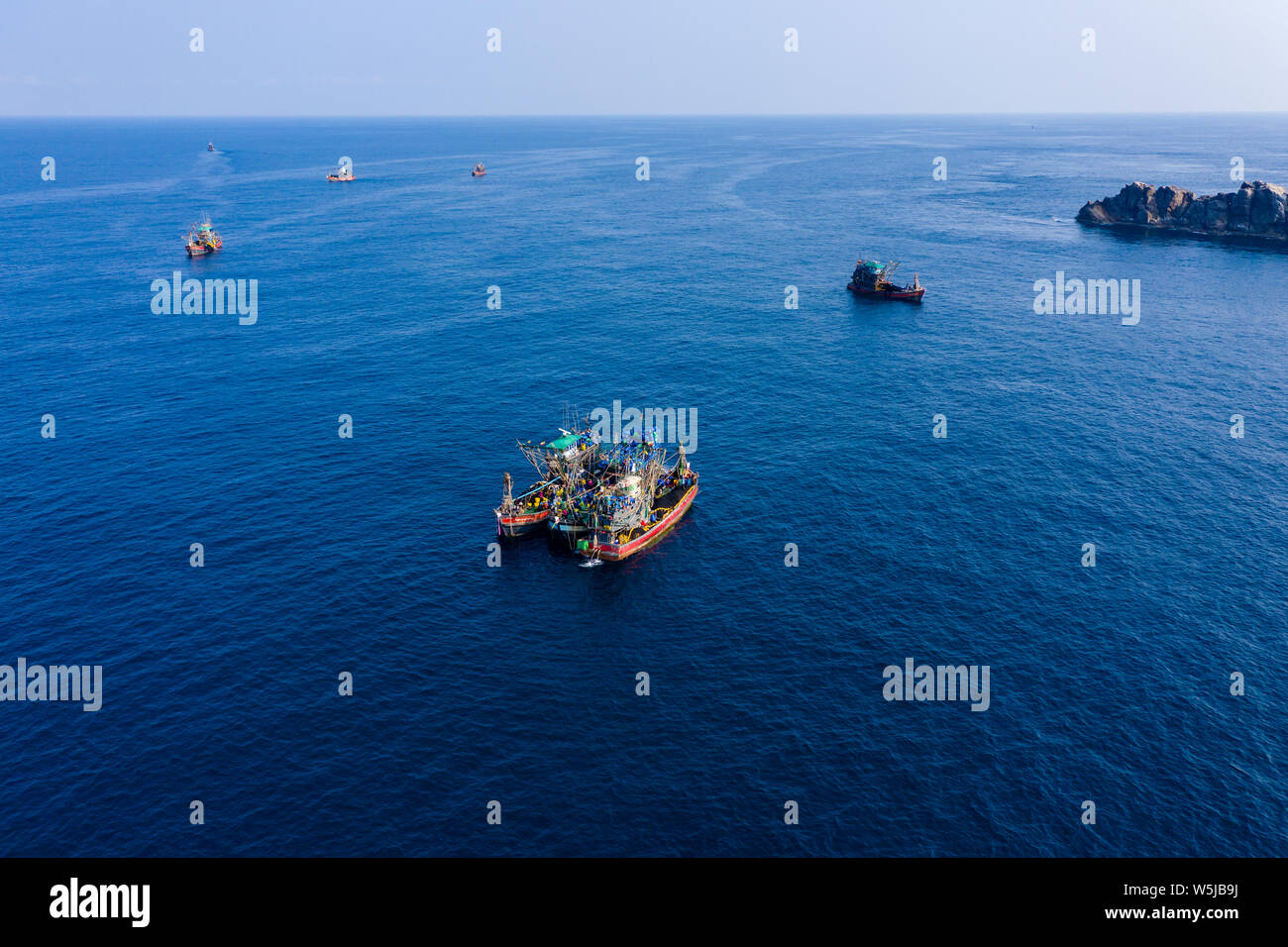 Fishing unsustainable trawler hi-res stock photography and images - Alamy