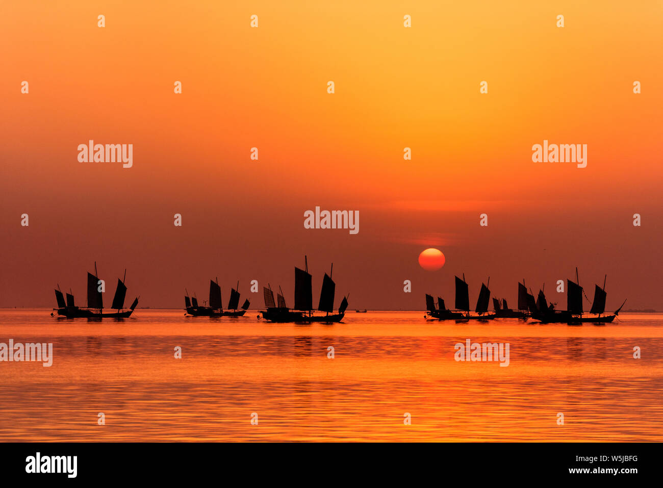 Chinese junks hi-res stock photography and images - Alamy