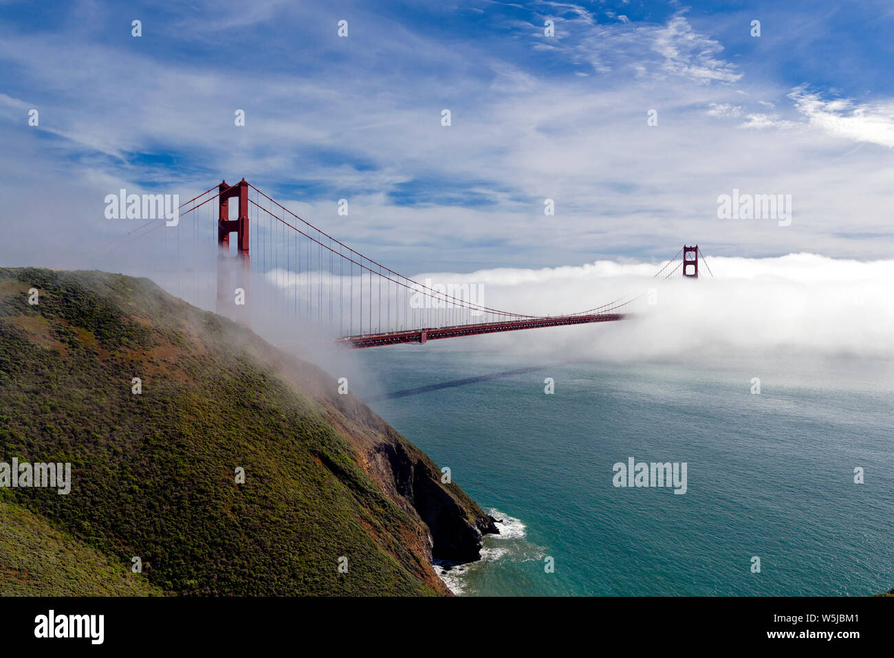 Fog golden gate bridge hi-res stock photography and images - Alamy