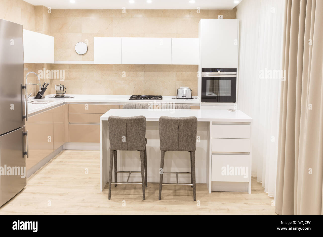 Modern new kitchen in a luxurious apartment Stock Photo - Alamy