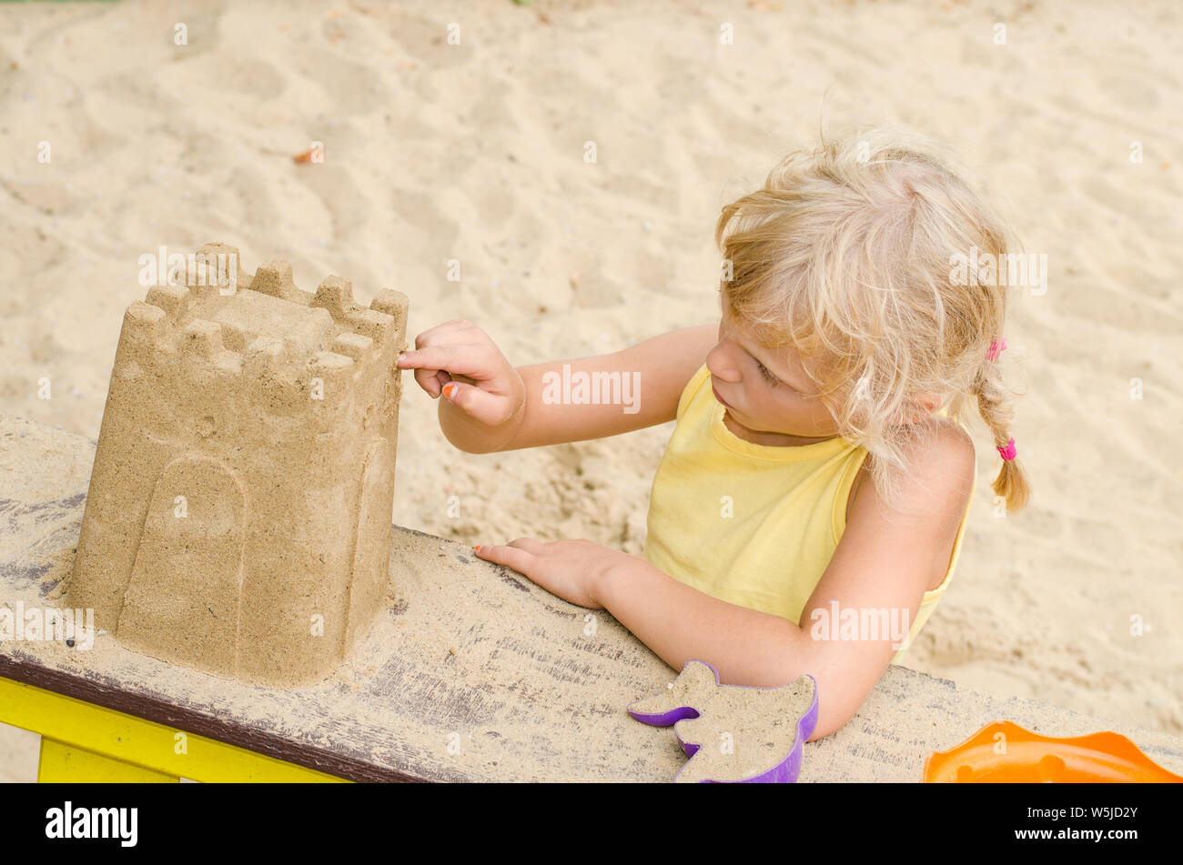 Girl playing in sand pit hi-res stock photography and images - Alamy