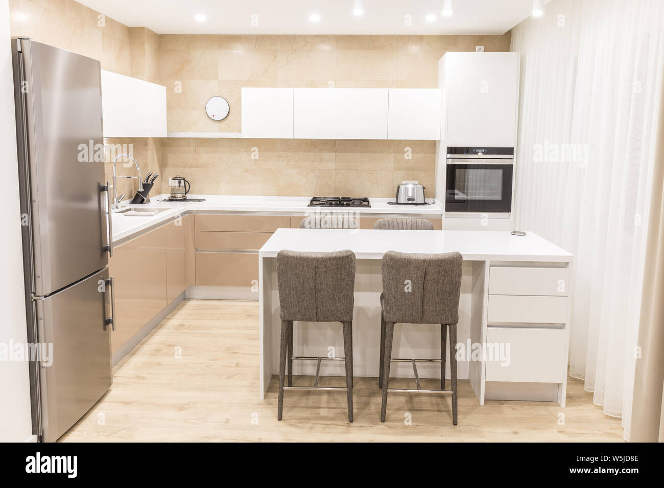 Modern new kitchen in a luxurious apartment Stock Photo - Alamy