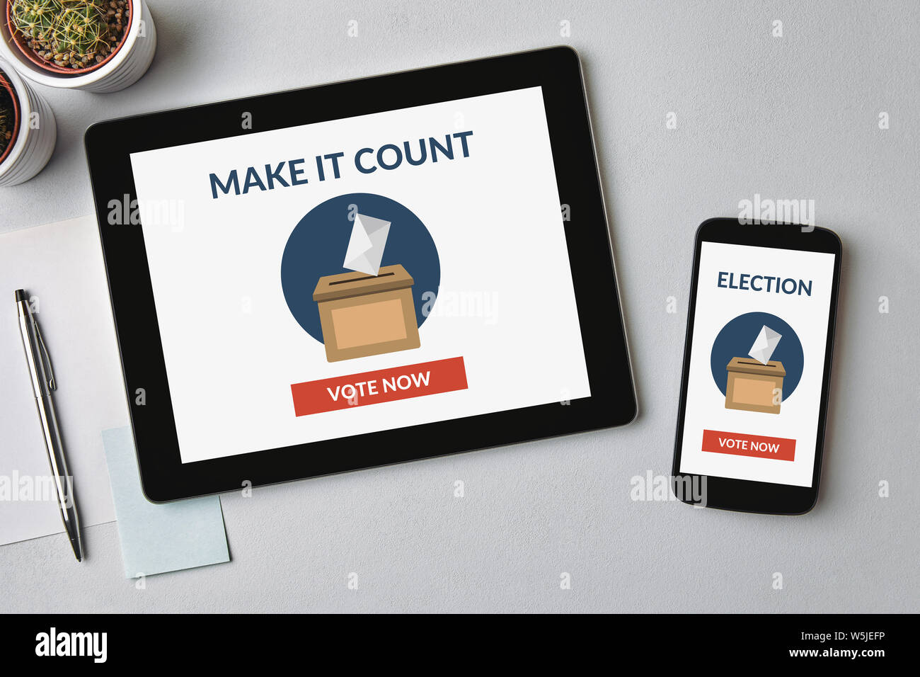 Voting online phone screen hi-res stock photography and images - Alamy