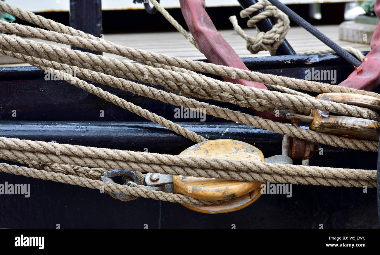 Ropes and pulleys hi-res stock photography and images - Alamy