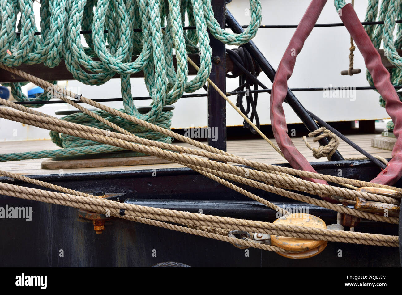 Pulleys hi-res stock photography and images - Alamy