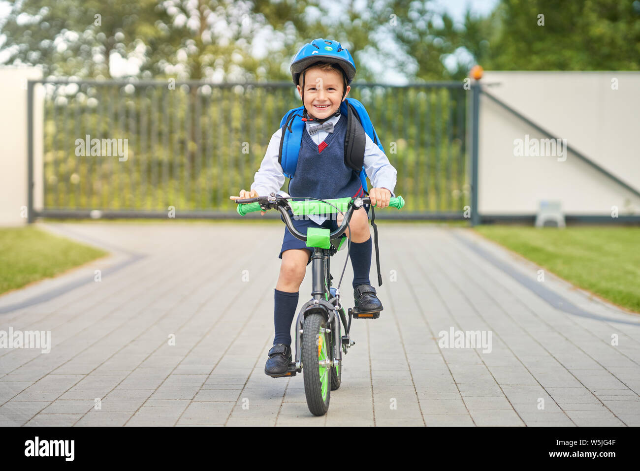 Elementary school boy with bicycle hi-res stock photography and images ...