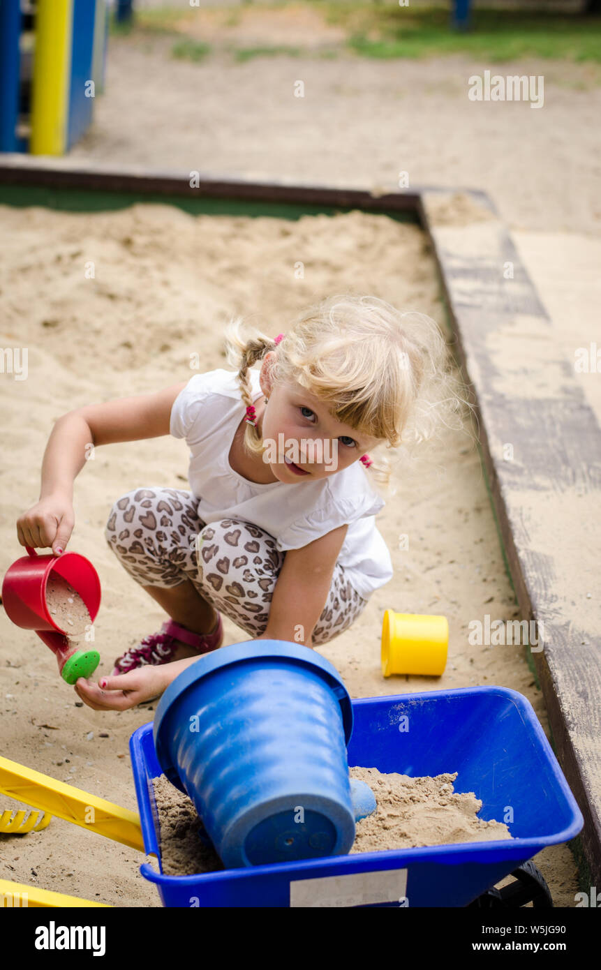 Children playing in sand pit hi-res stock photography and images - Alamy