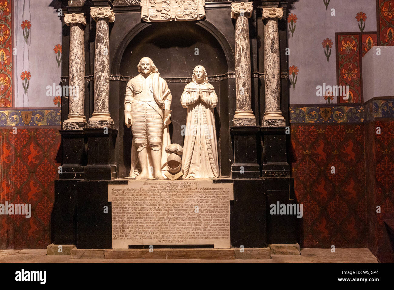 The monument of ake tott and his wife hi-res stock photography and ...