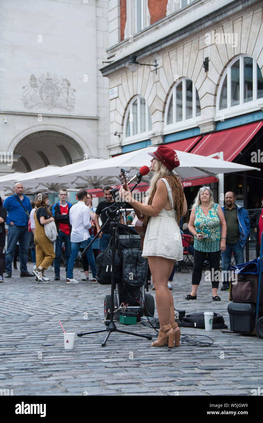Urban busking hi-res stock photography and images - Alamy