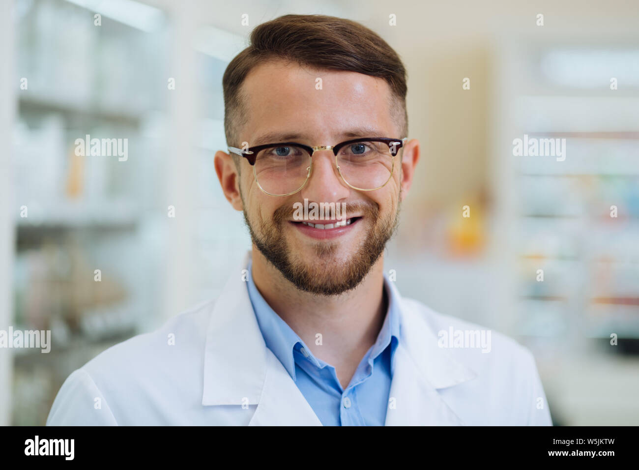 Male chemist store hi-res stock photography and images - Alamy