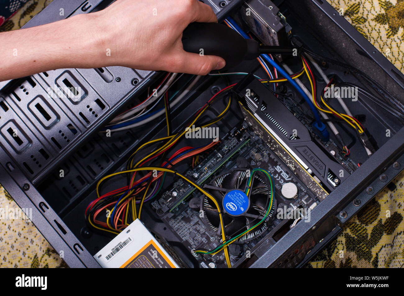 Hand clean black computer pc with air pear Stock Photo - Alamy