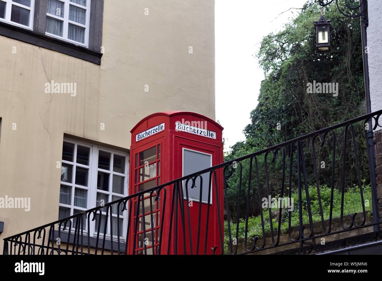 Red telephone box green light hi-res stock photography and images - Alamy