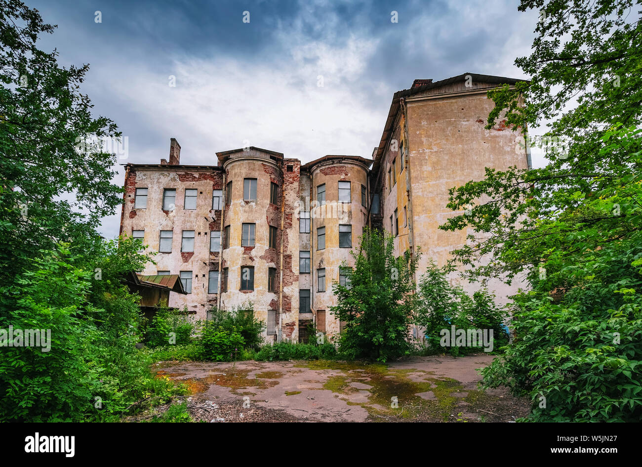 Collapsing house hi-res stock photography and images - Alamy