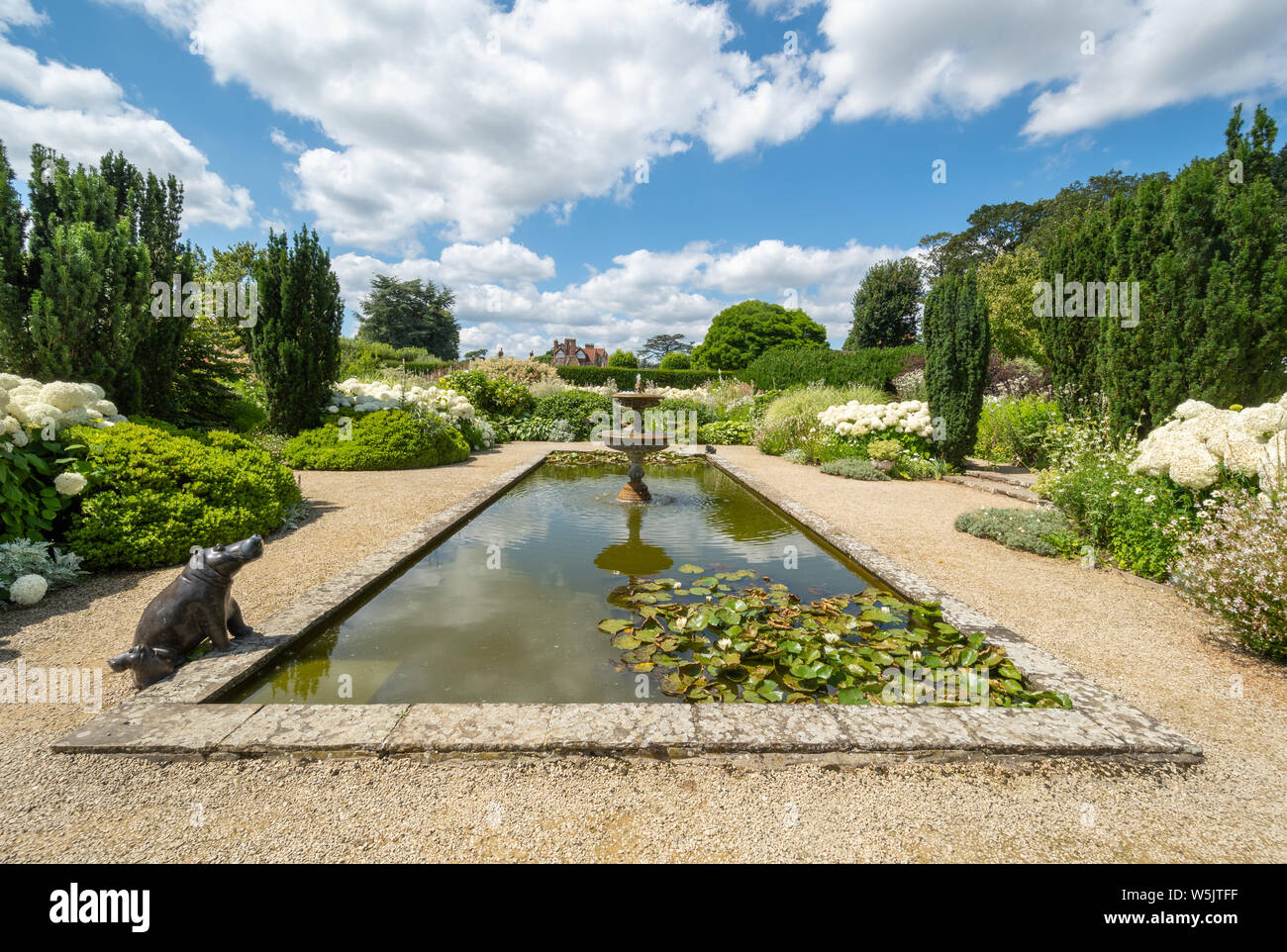 Ornamental pond in english country hi-res stock photography and images ...