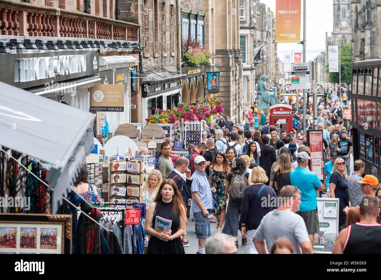Edinburgh high street hi-res stock photography and images - Alamy