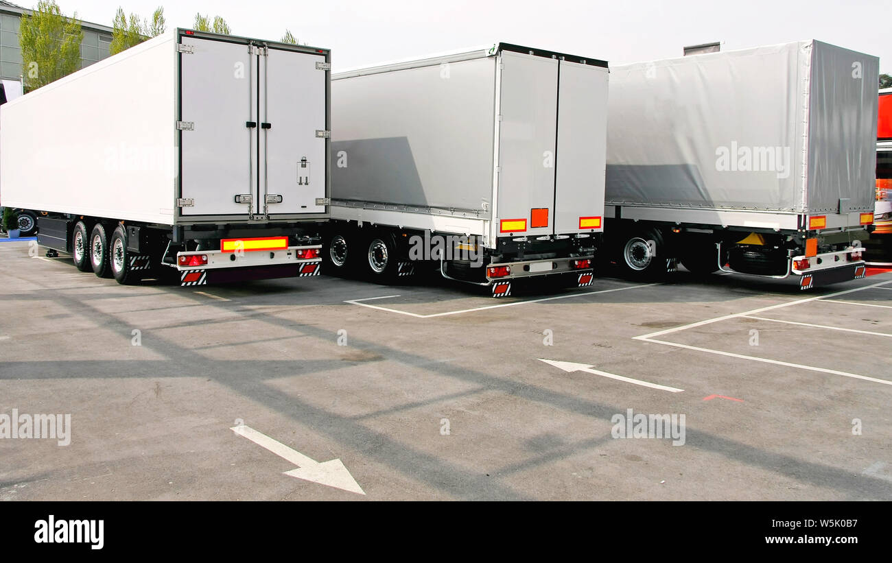 Semi truck towing hi-res stock photography and images - Alamy