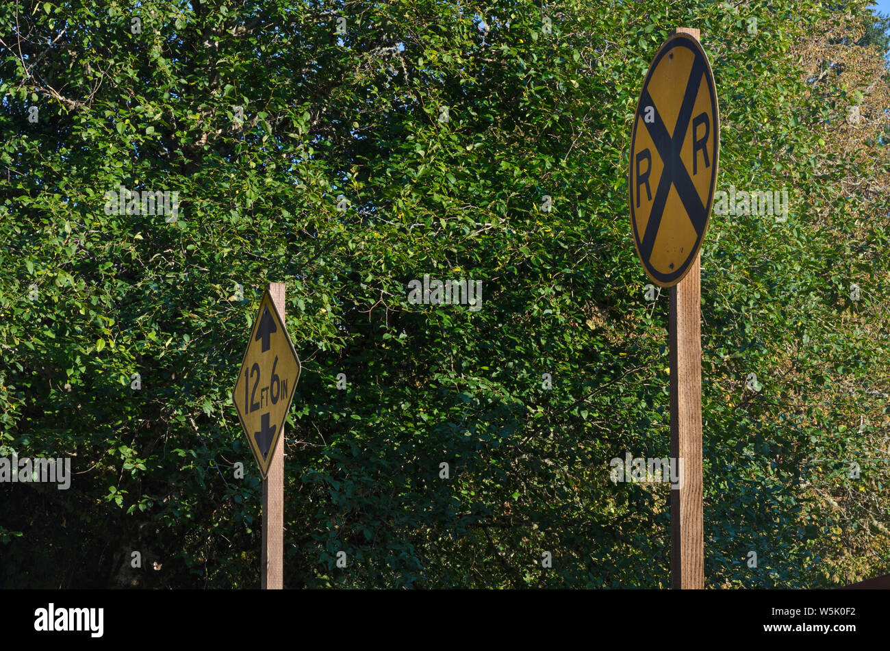 1920 railroad crossing signs hi-res stock photography and images - Alamy