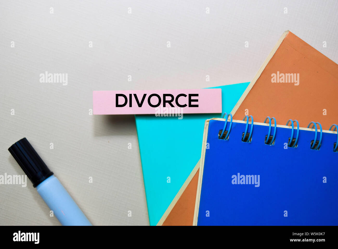 Divorce text on sticky notes isolated on office desk Stock Photo - Alamy