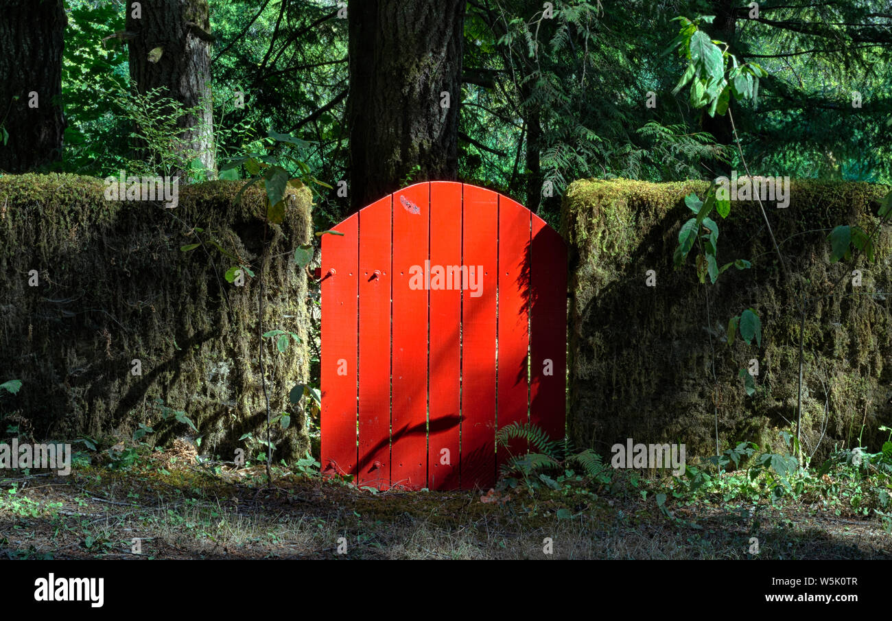 Red wall area hi-res stock photography and images - Alamy