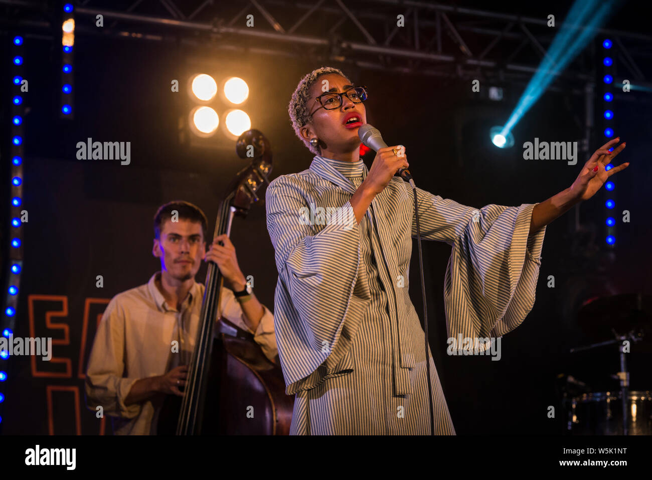 Microphone singer jazz hi-res stock photography and images - Alamy