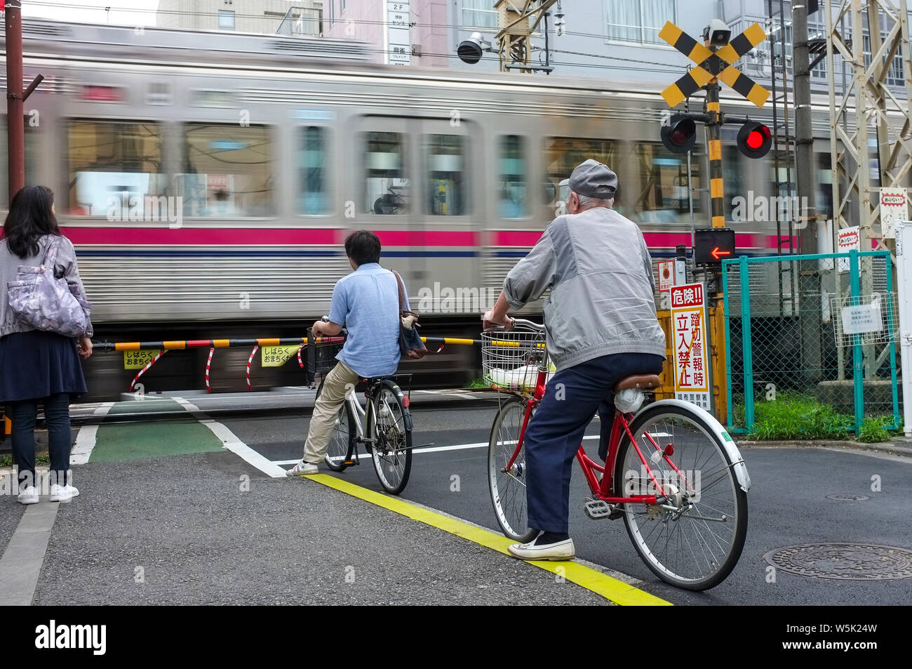 Japan pedestrian crossing hi-res stock photography and images - Alamy