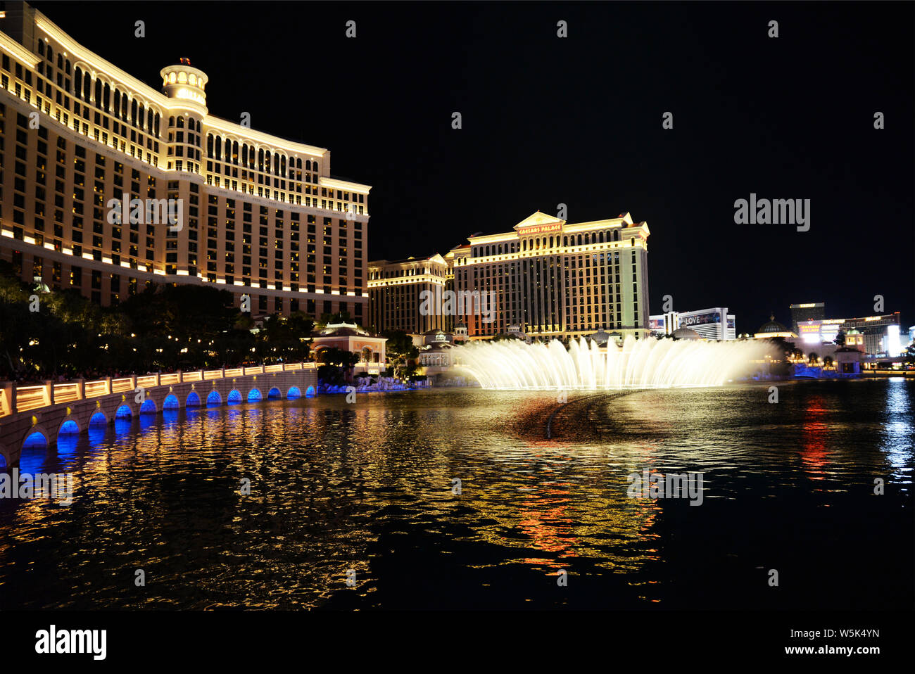 Bellagio resort fountain hi-res stock photography and images - Alamy