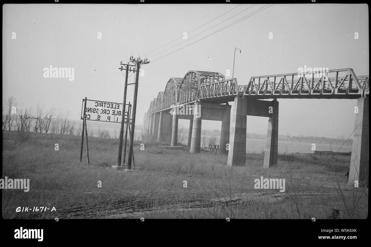 Bridge on Highway 45 over the Ohio River Stock Photo - Alamy