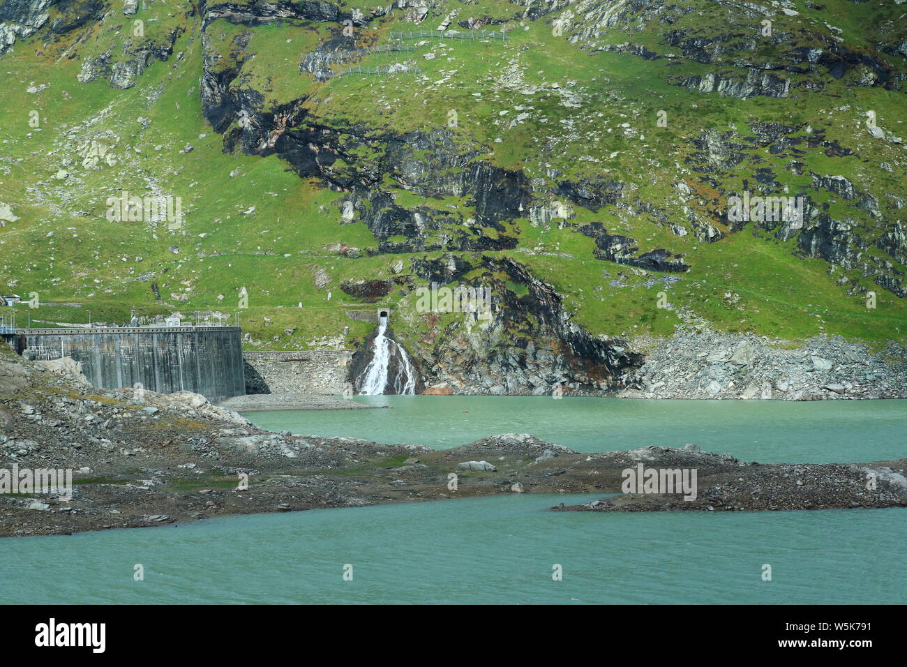 Spluegen Pass mit Stausee Monte Spluga in Italien und der Schweiz Stock ...
