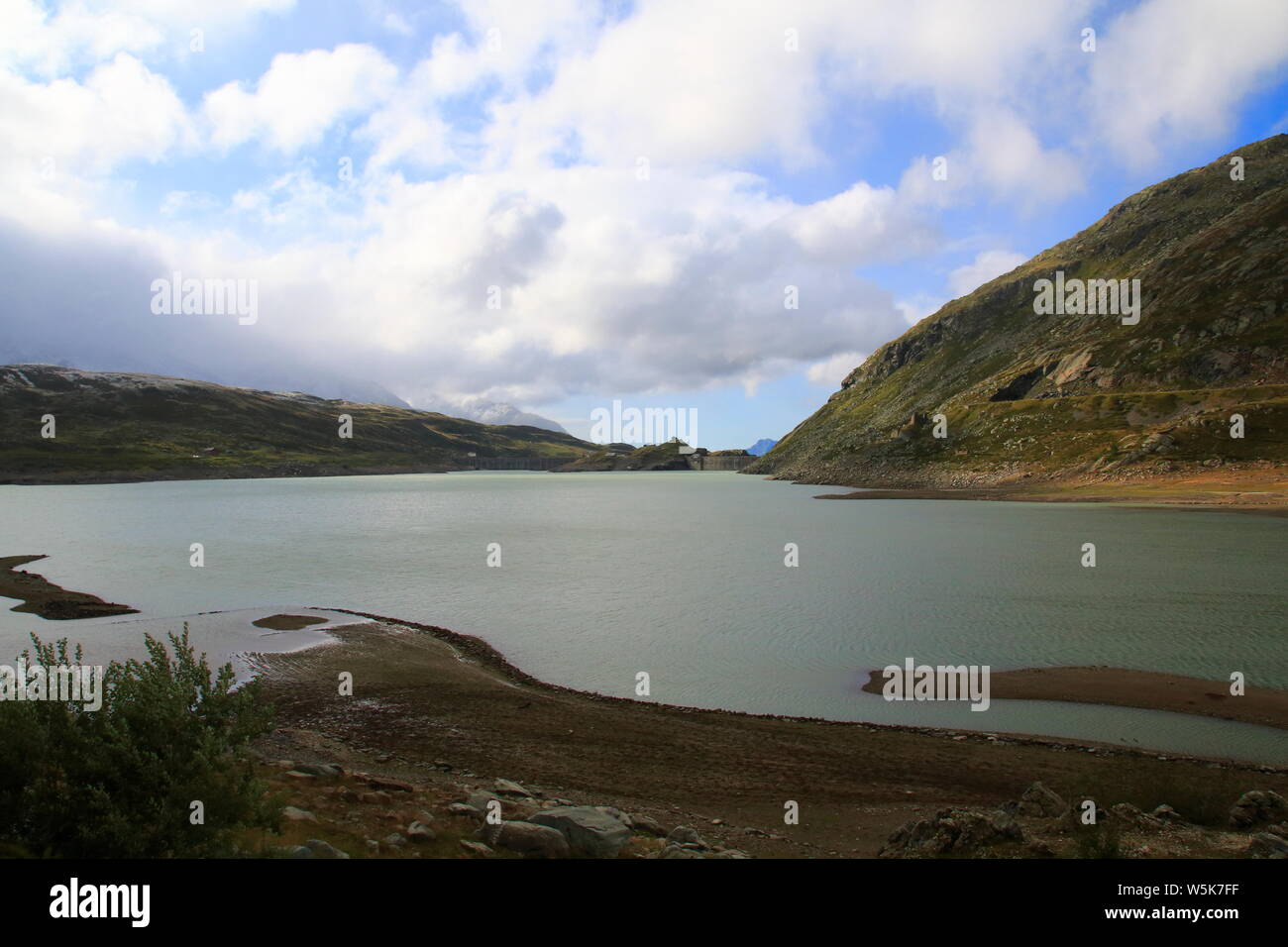 Spluegen Pass mit Stausee Monte Spluga in Italien und der Schweiz Stock ...