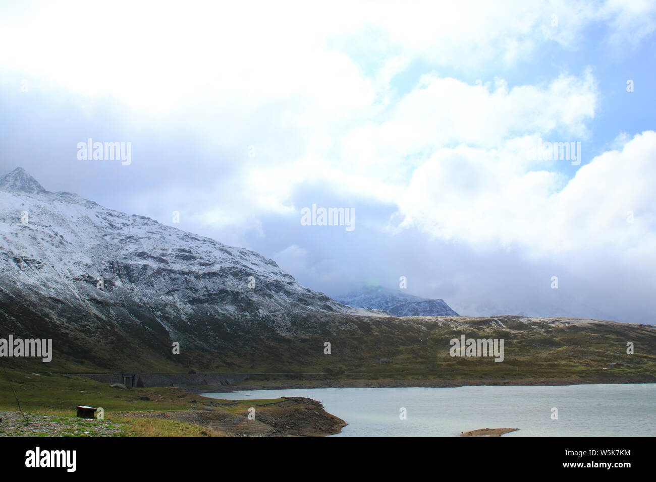 Spluegen Pass mit Stausee Monte Spluga in Italien und der Schweiz Stock ...