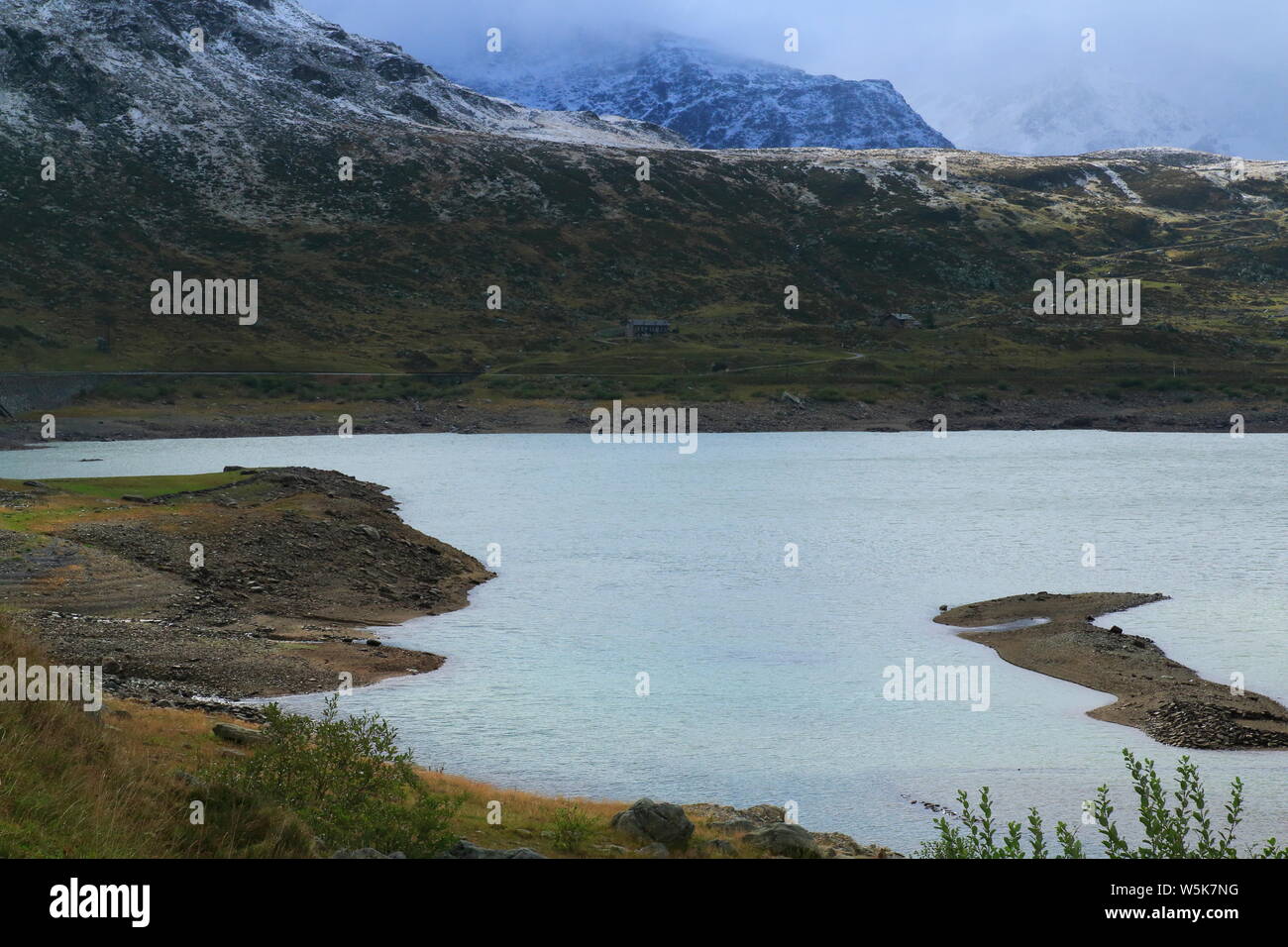 Spluegen Pass mit Stausee Monte Spluga in Italien und der Schweiz Stock ...