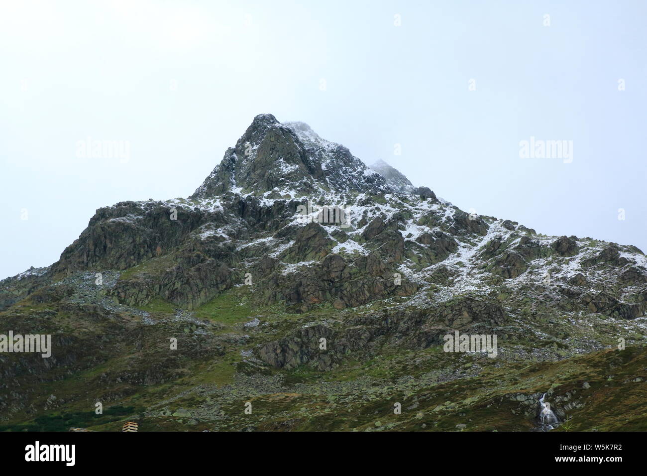 Spluegen Pass mit Stausee Monte Spluga in Italien und der Schweiz Stock ...