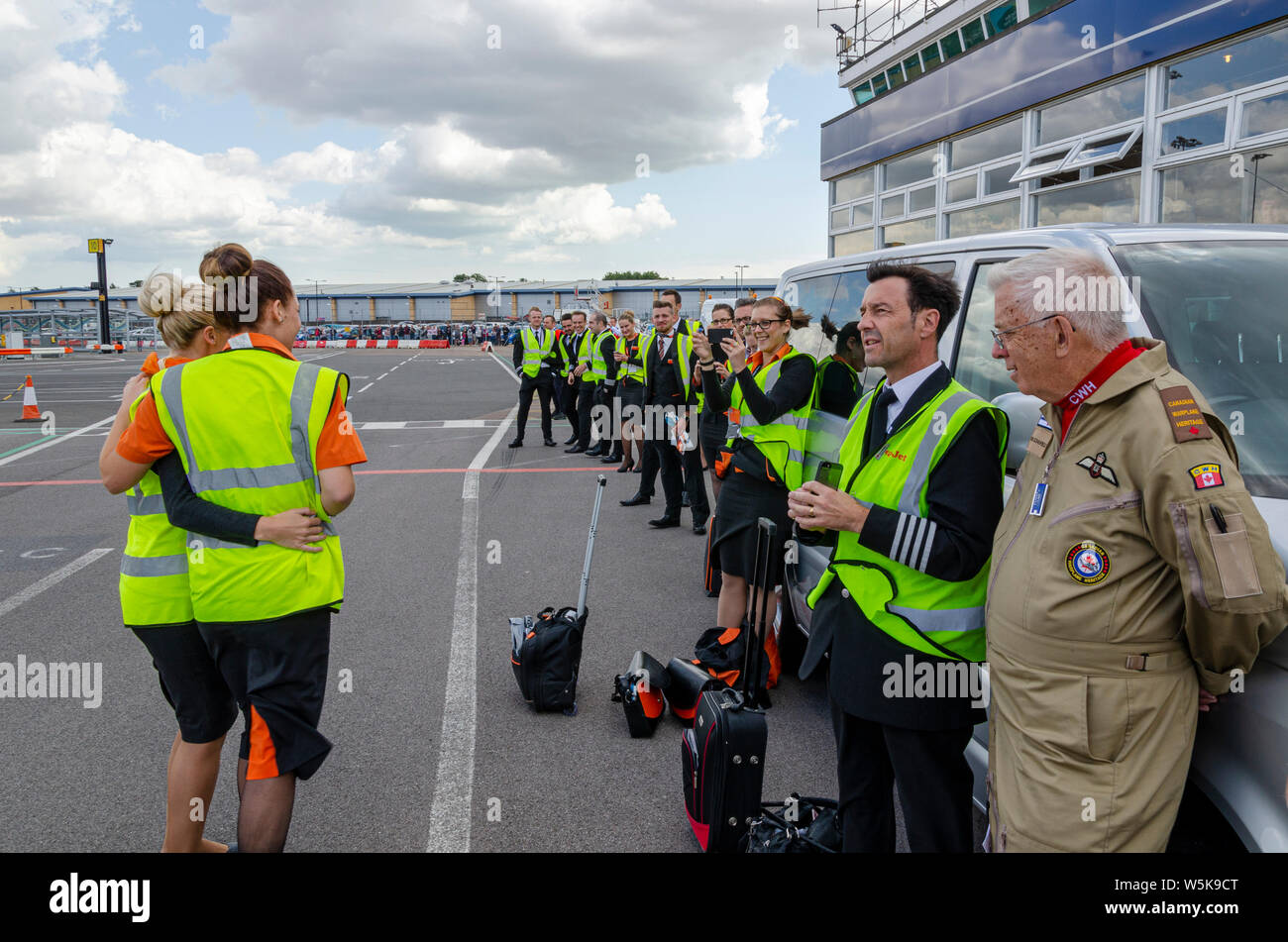 Easyjet cabin crew hi-res stock photography and images - Alamy