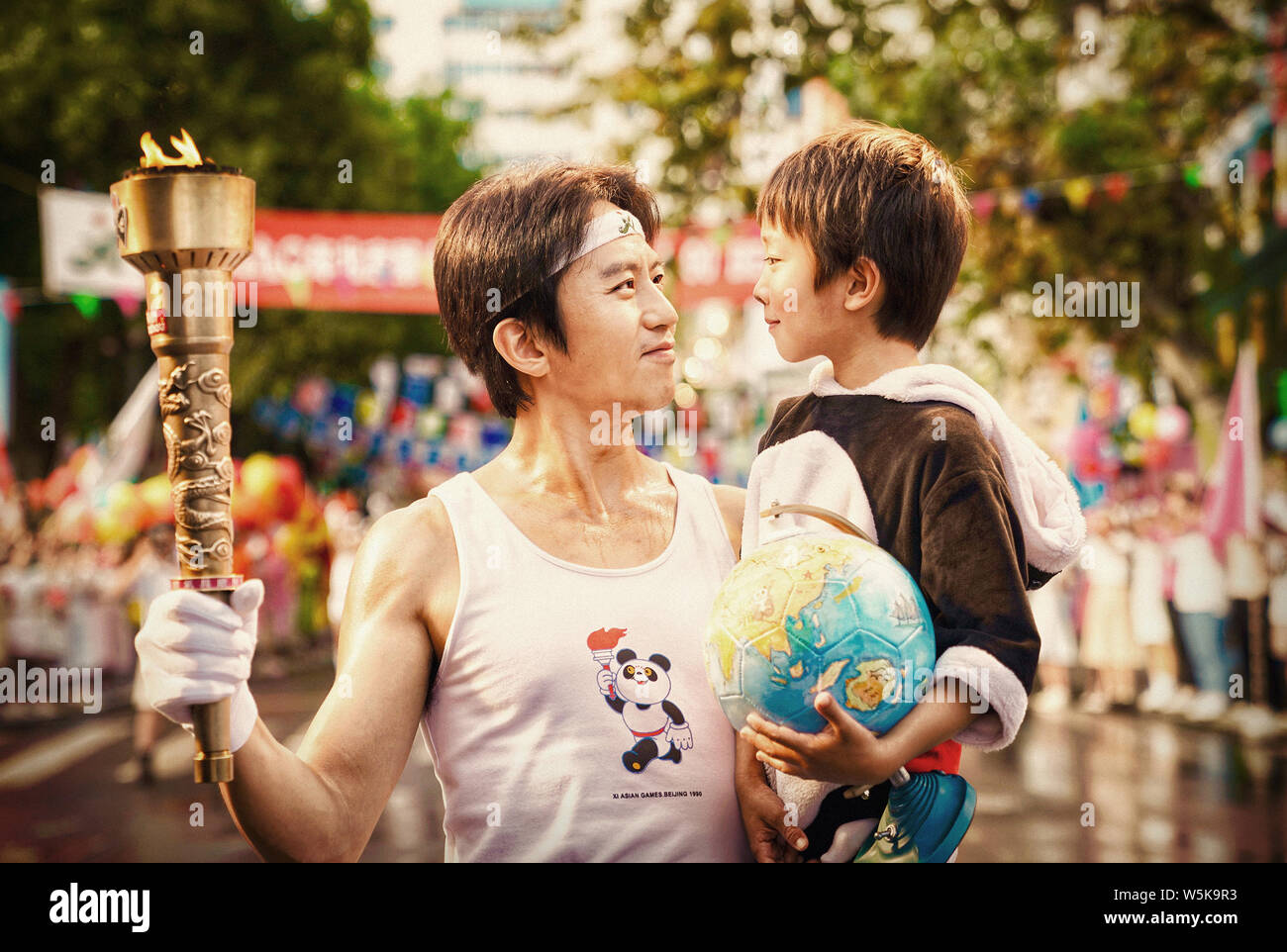 LOOKING UP, (aka YIN HE BU XI BAN), from left: DENG Chao, FENG Zeang ...