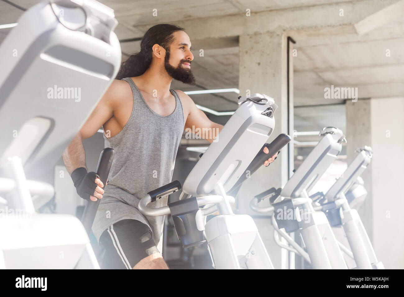 Elliptical machine hi-res stock photography and images - Alamy