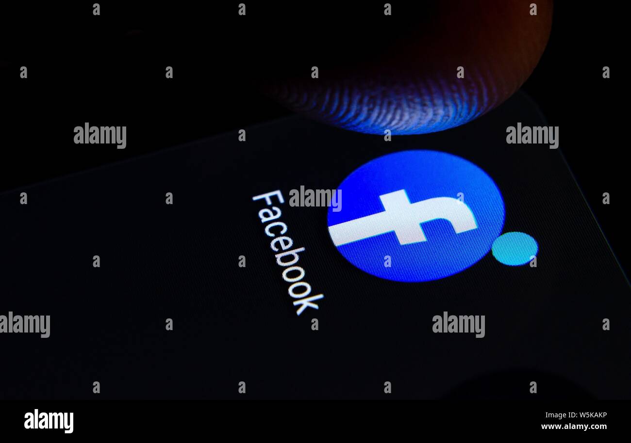 Facebook logo circle hi-res stock photography and images - Alamy