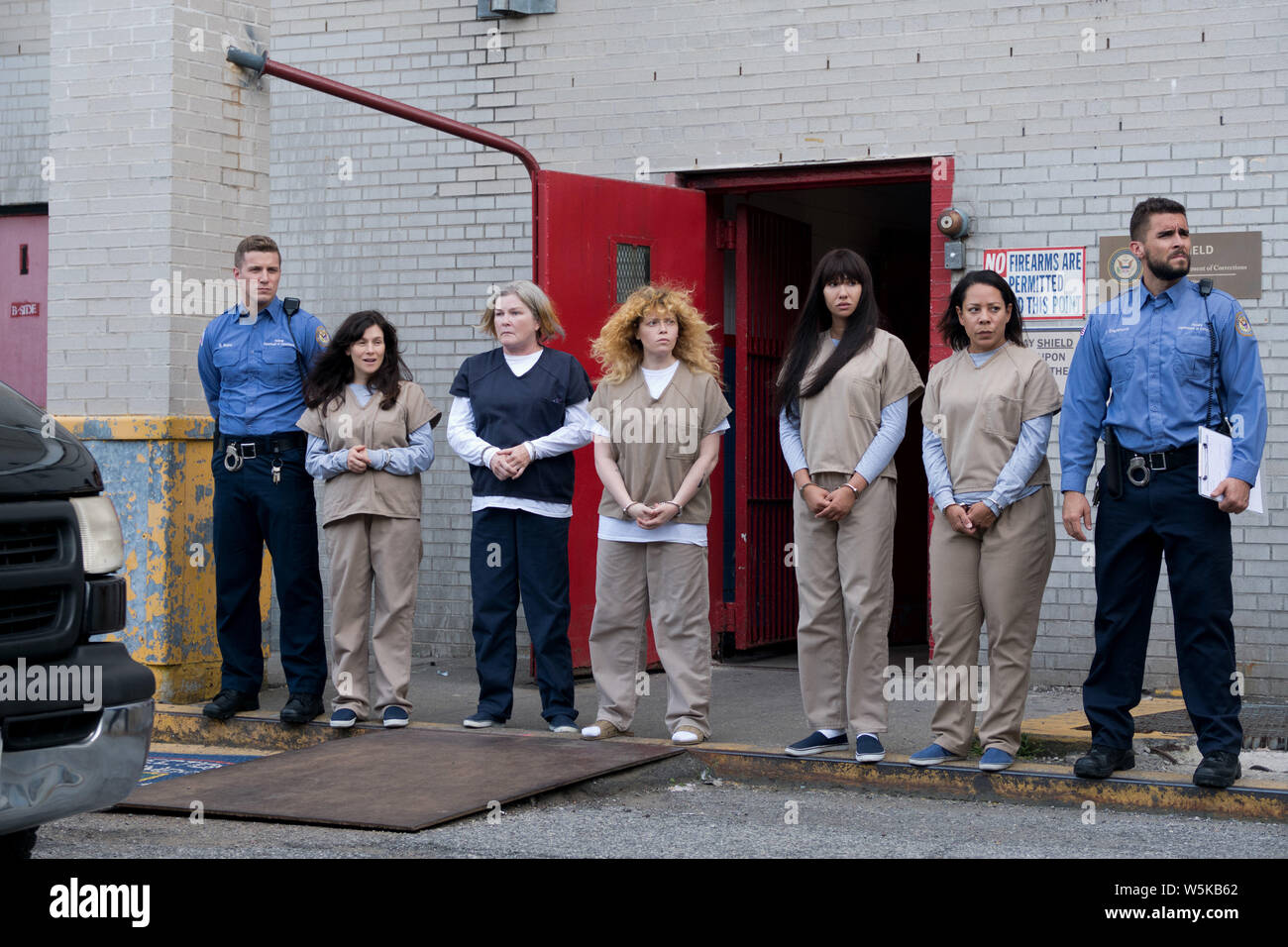 ORANGE IS THE NEW BLACK, from left: Nick Dillenburg, Yael Stone, Kate ...