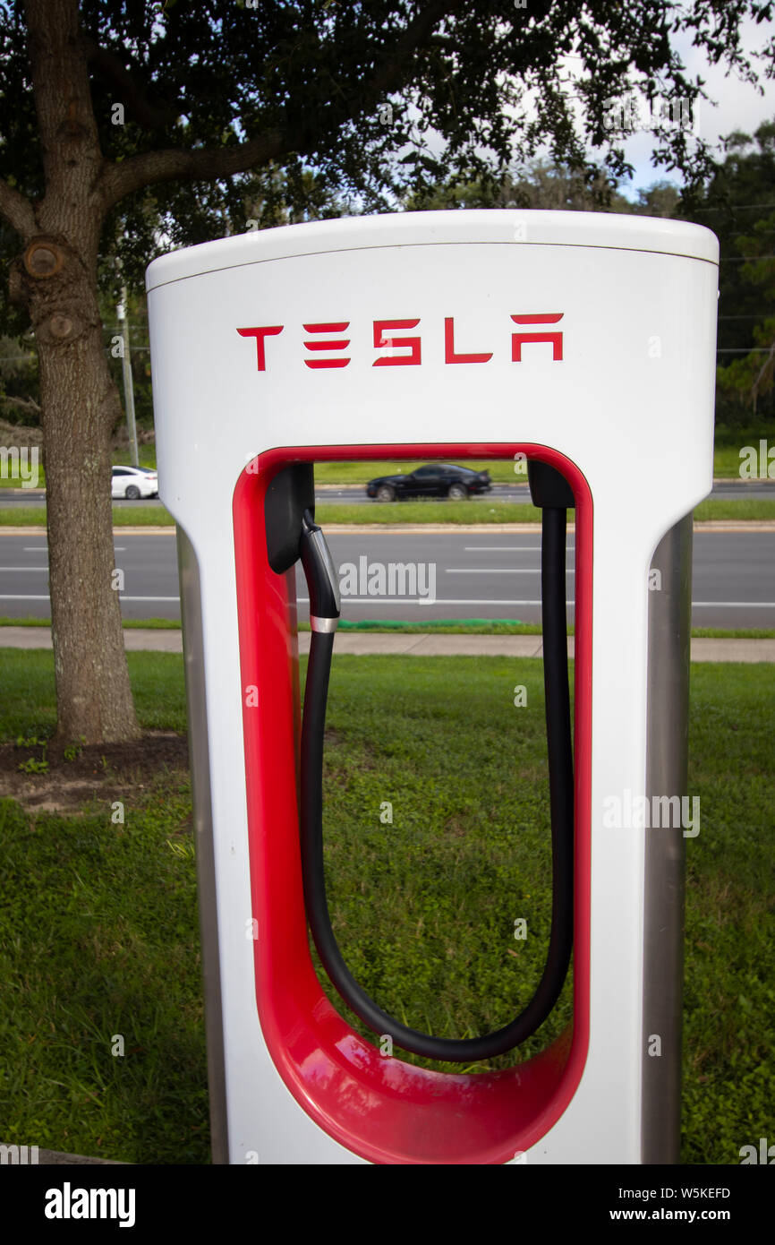 Tesla supercharge hi-res stock photography and images - Alamy
