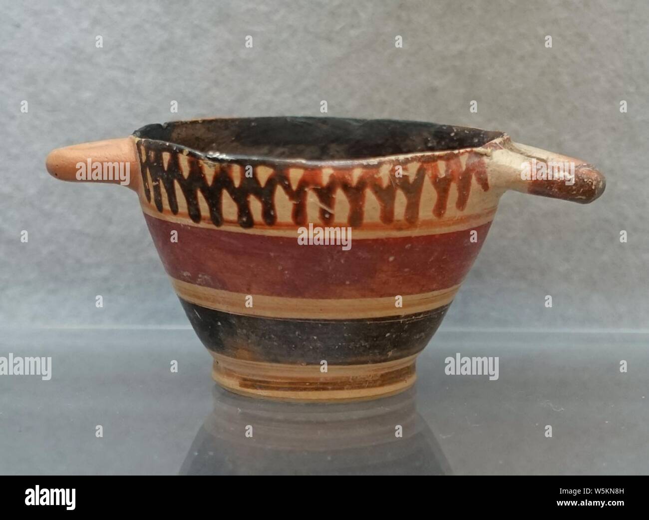Cup, Late Corinthian period, 550-500 BC Stock Photo - Alamy