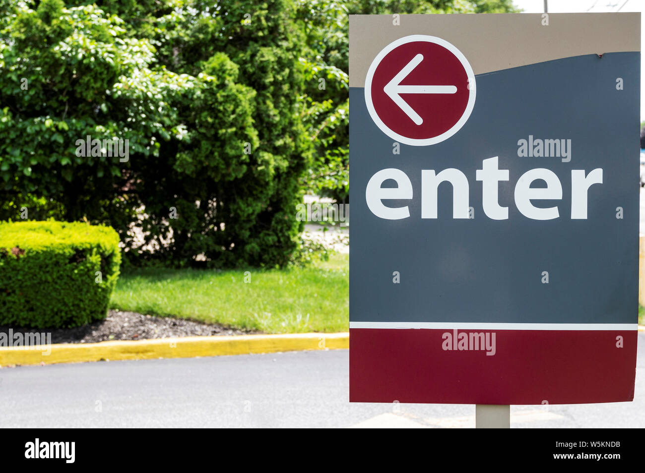 An enter sign directing you with an arrow pointing left Stock Photo - Alamy
