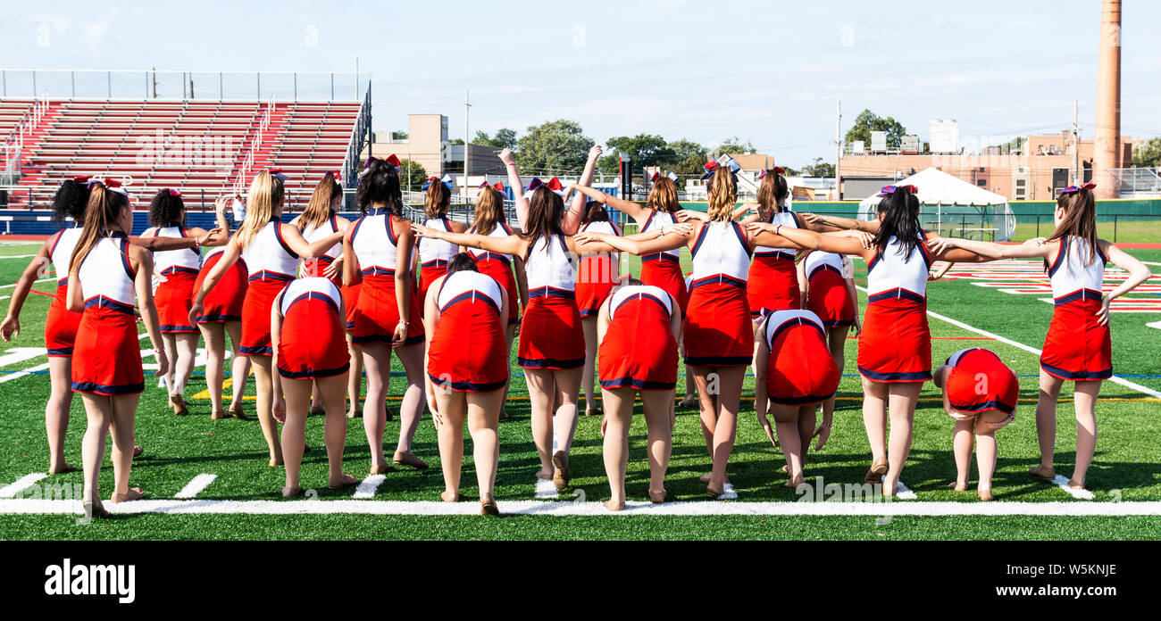 High kick cheerleader hi-res stock photography and images - Alamy