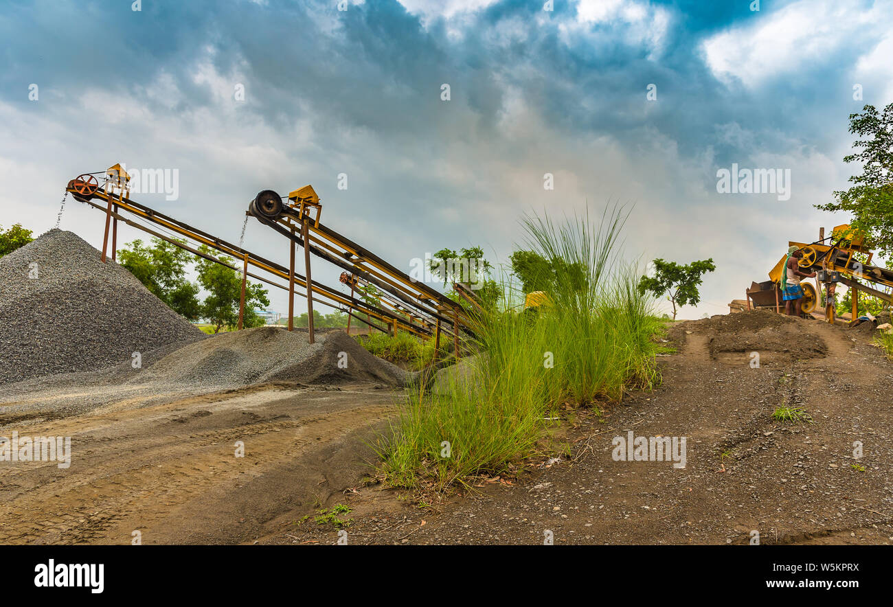 Quarrying for stone in india hi-res stock photography and images - Alamy