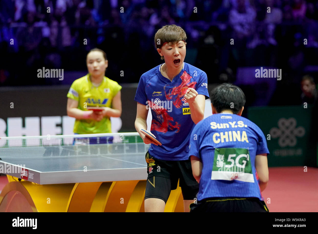 Sun Yingsha and Wang Manyu of China celebrate after defeating Hina ...