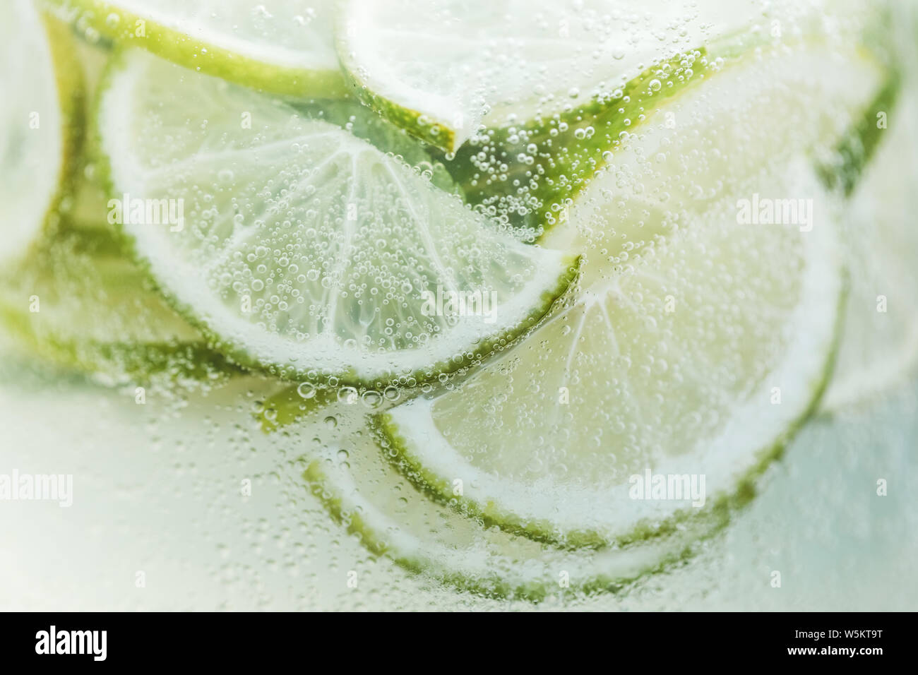 Bubbles in lemonade hi-res stock photography and images - Alamy