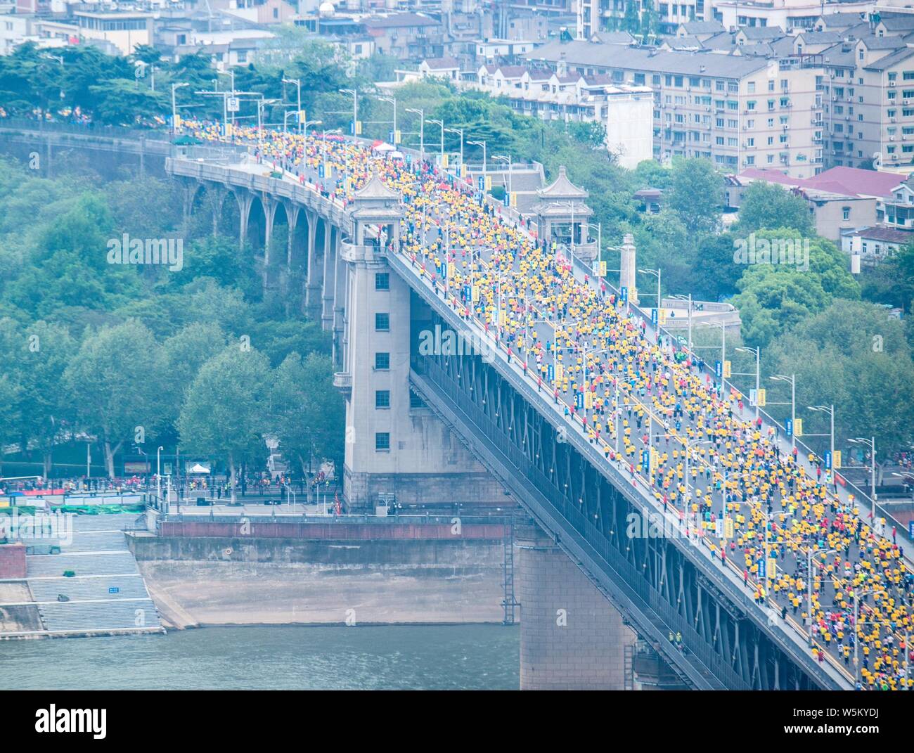 Wuhan yangtze river bridge hi-res stock photography and images - Alamy