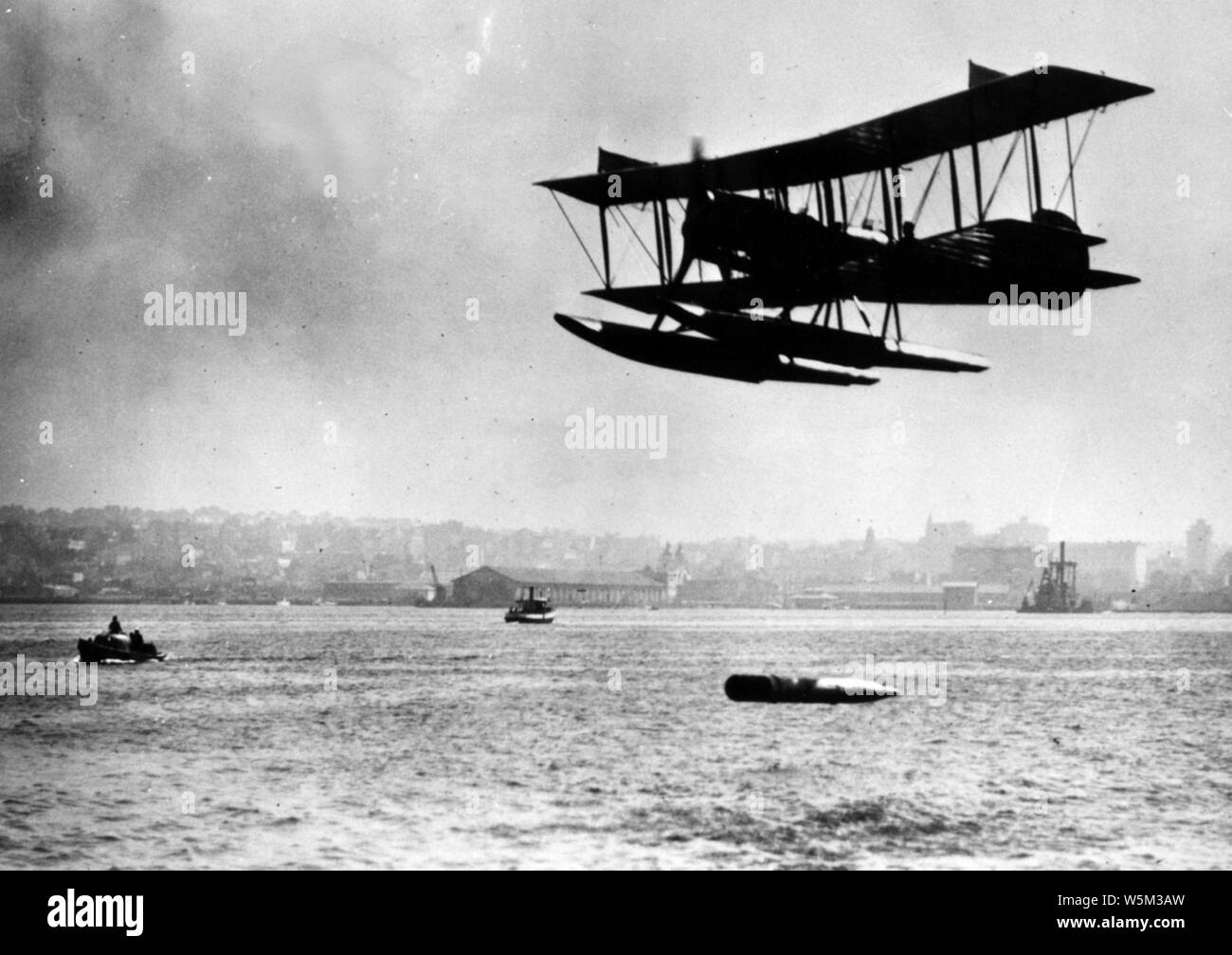Curtiss R-6L dropping torpedo Stock Photo - Alamy