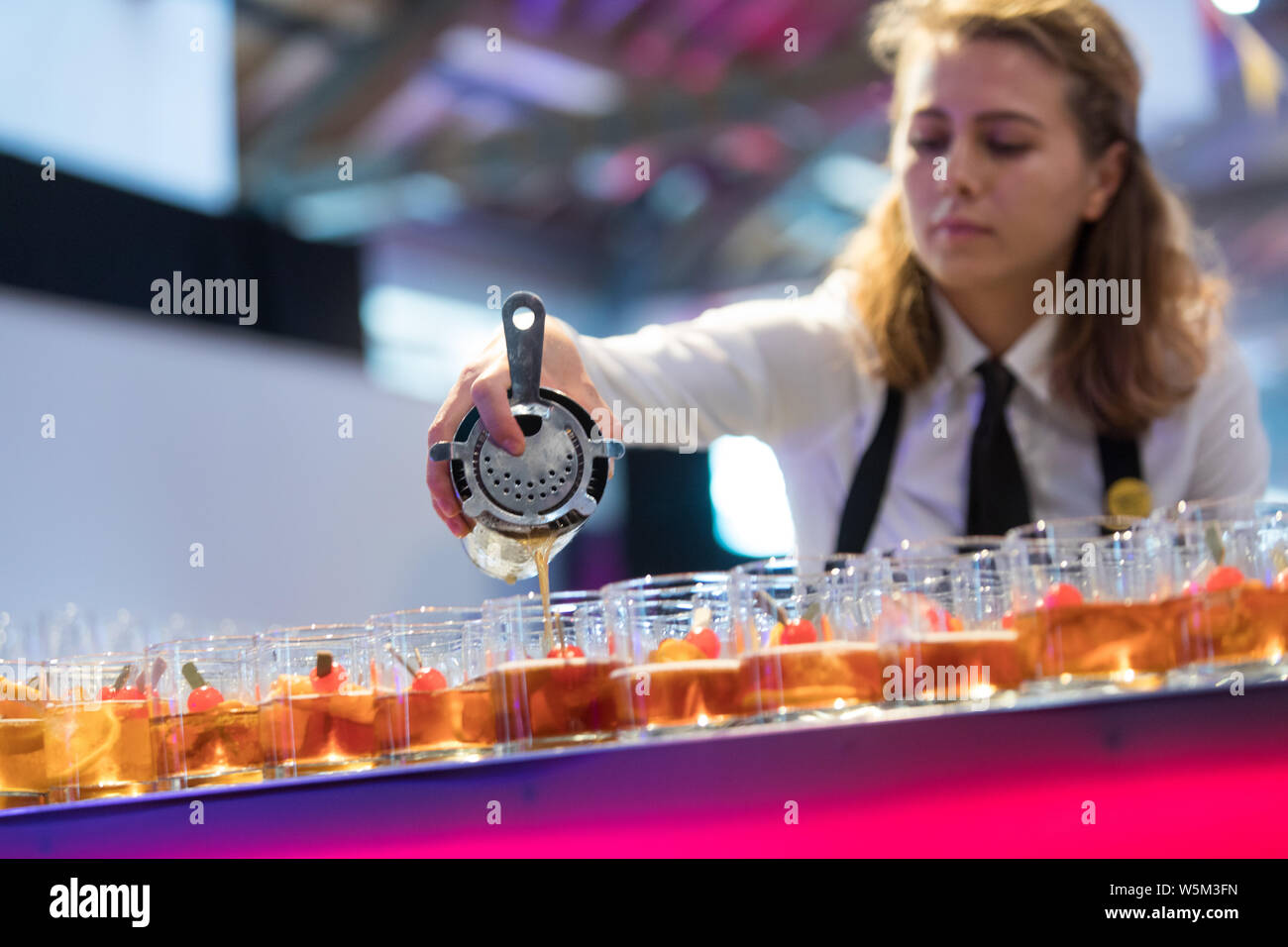 Preparing drinks hi-res stock photography and images - Alamy