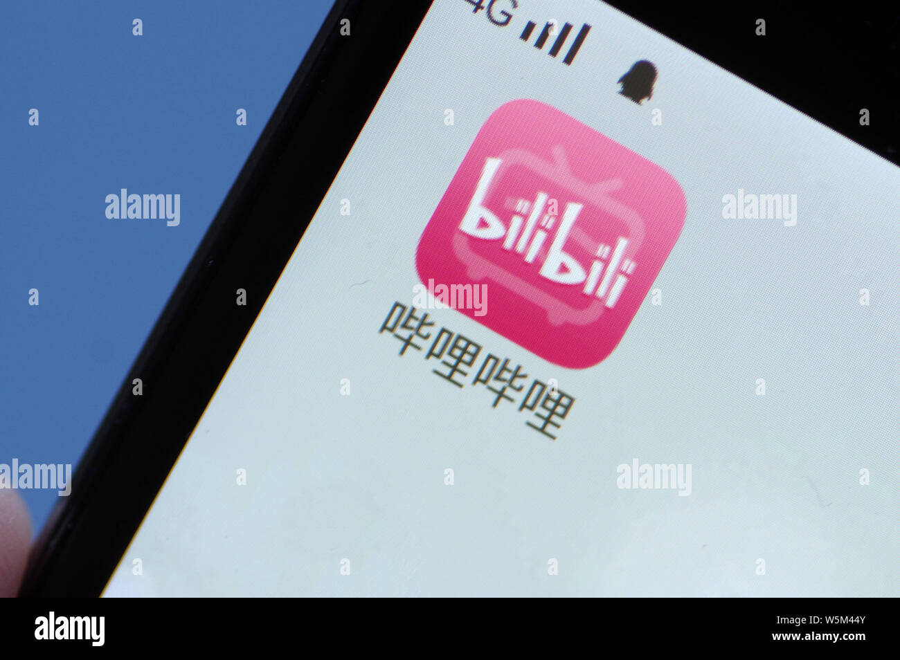 --FILE--A netizen shows an icon of the mobile app of Chinese streaming ...